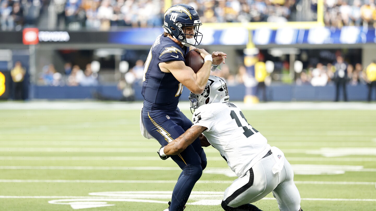 Justin Herbert might not return after injuring his left hand. - TrendLyric